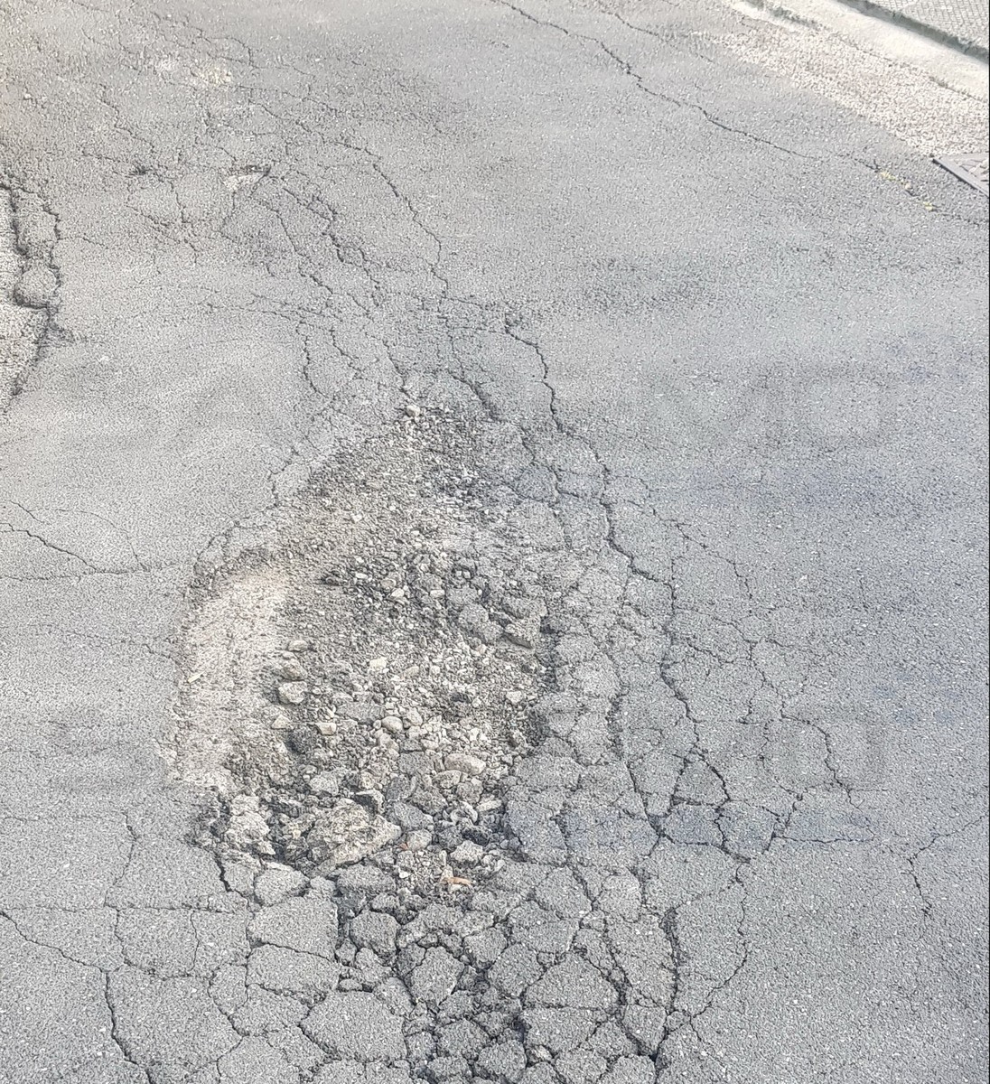 Sanremo: una voragine in via Hope fa scatenare un altro 'caso' di strada privata come per via ...