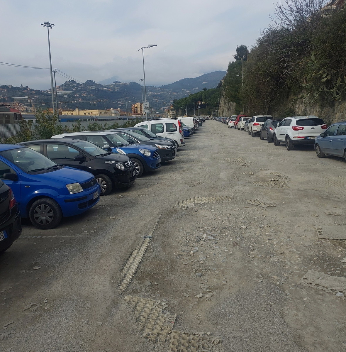 Ventimiglia: degrado al parcheggio dietro la stazione e per i rifiuti ...