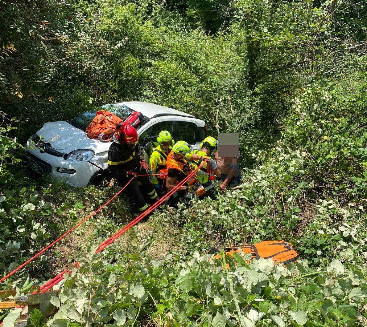 Pigna: auto nel burrone sulla Provinciale 64, due persone già uscite ...
