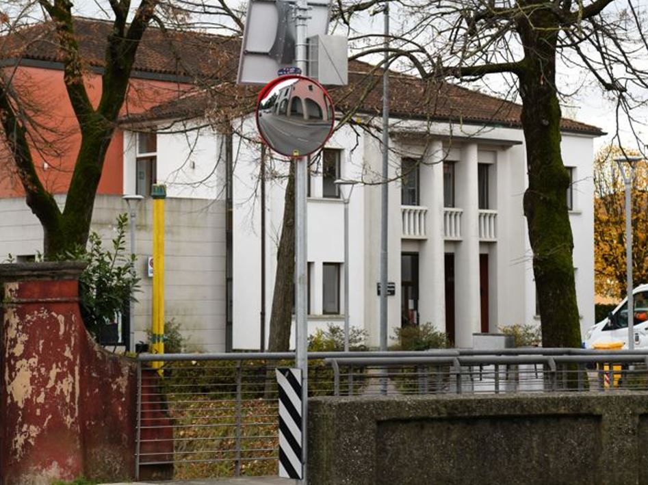 Il ruolo degli specchi stradali nei piani di sicurezza urbana ...