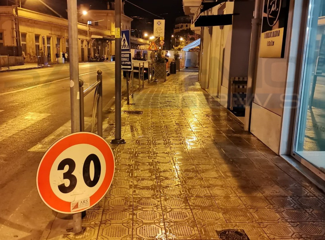 Sanremo: varechina sui marciapiedi per allontanare i cani, la protesta ...