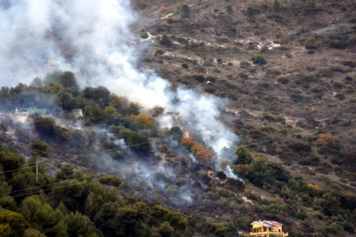 Sanremo: incendio boschivo in una zona impervia di strada Valloni ...