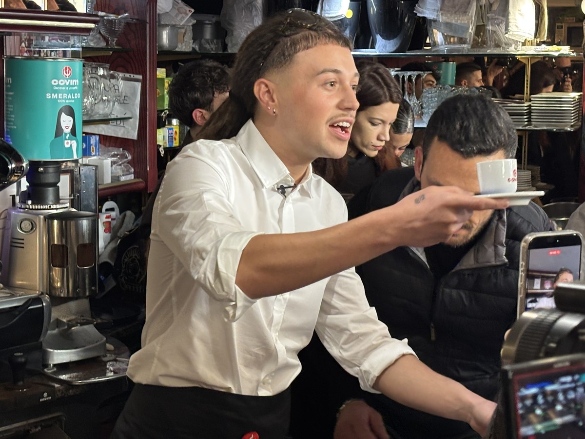Sayf barista per una mattina: bagno di folla al Bar Santissimo per l ...
