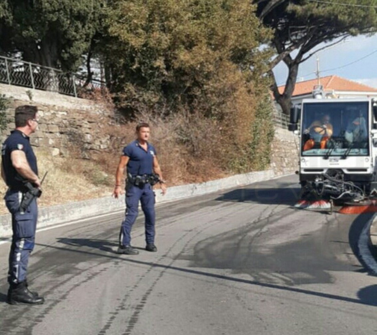 Sanremo: cocci di bottiglia in via Duca D'Aosta, ciclisti forano e ...