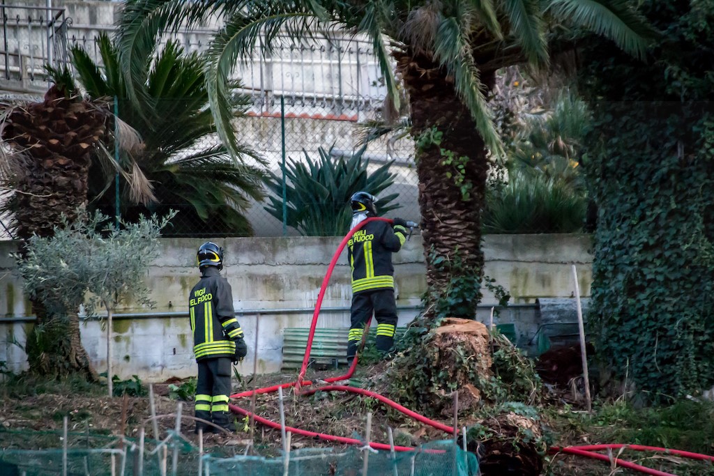 Sanremo: incendio sfugge di mano in una campagna di via Lamarmora ...