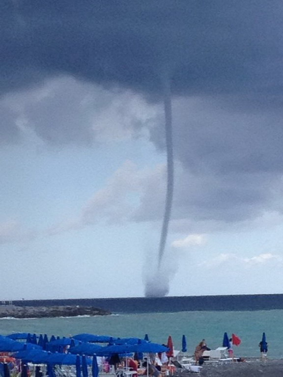 Spettacolare tromba marina al largo tra Ventimiglia, Bordighera e Ospedaletti, ecco video e ...
