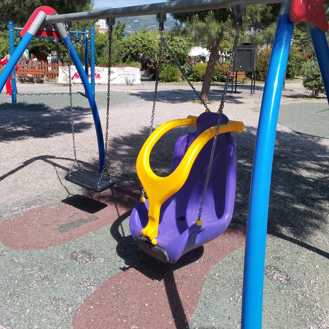 Ventimiglia inclusiva, ripristinate le altalene nei giardini pubblici ...