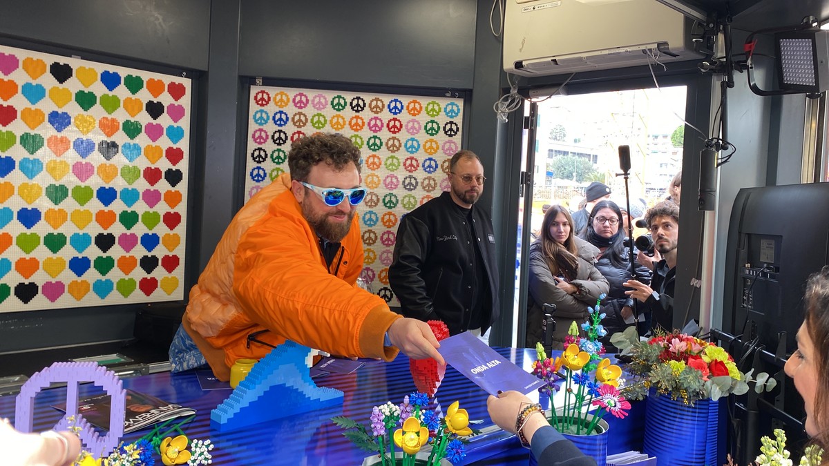 Sanremo 2024, Dargen D'Amico inaugura "Edicola Dargen", uno spazio dove ...