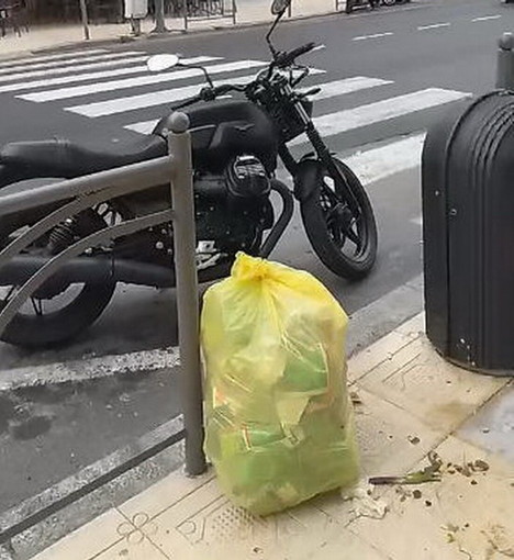 Sanremo, rifiuti abbandonati alla Foce: sacchetti accanto ai cassonetti ...