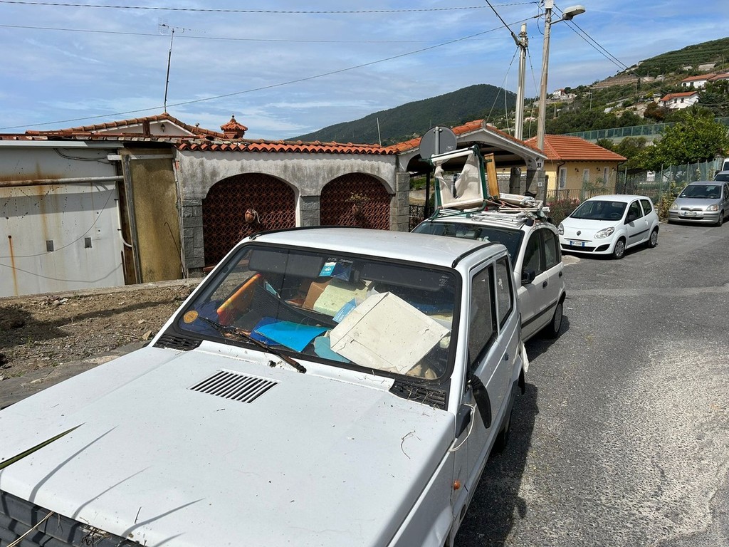 Discarica a cielo aperto a Coldirodi, tre auto abbandonate piene di ...